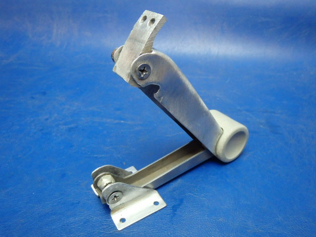 Cessna 0413362-4 LATCH-WINDOW (Has wear spot on one half - See photos)